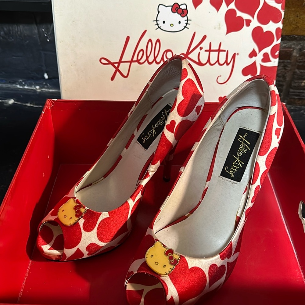 Hello Kitty Heels.Metal/Enamel Hello Kitty Face At Fr… - Gem